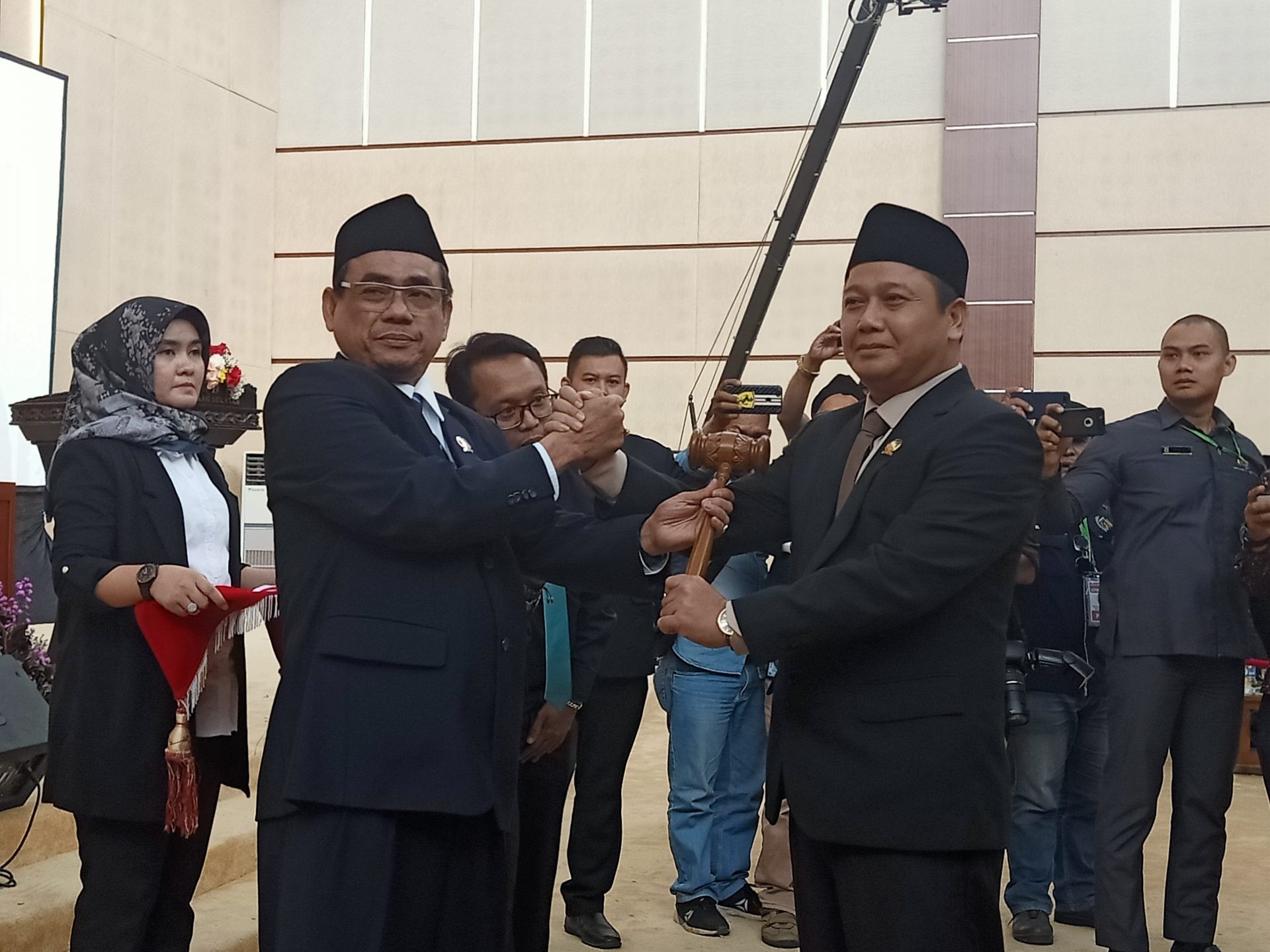 Pimpinan DPRD Tangsel Periode 2019-2024 Diambil Sumpah - siarnitas
