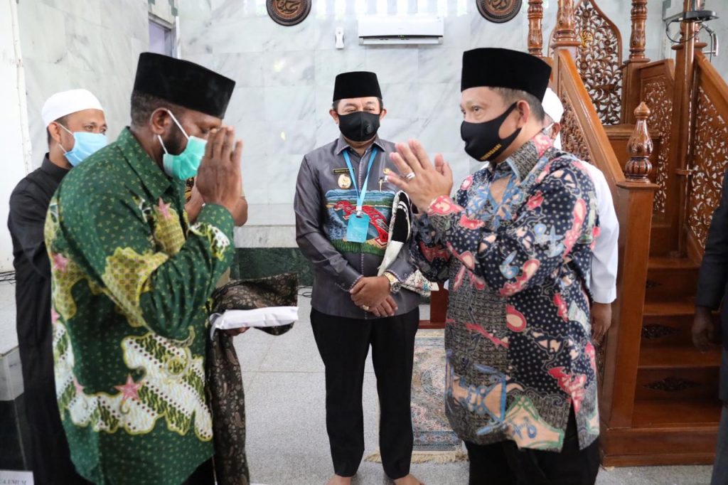 Khotib Ustaz Saiful Islam Alpayage Doakan Mendagri Tito Sukses Kawal Pembangunan Papua - siarnitas