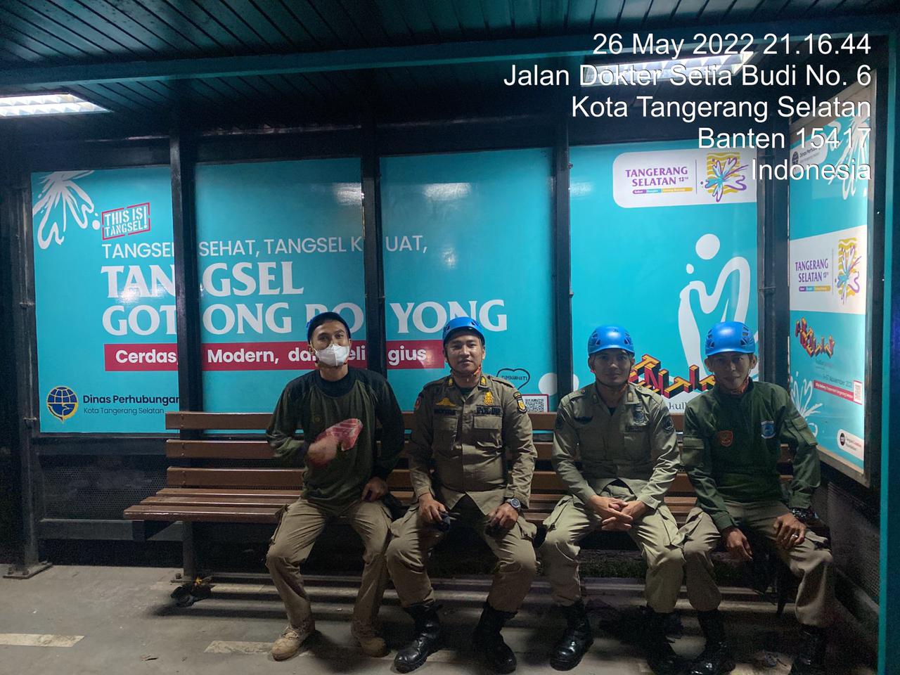 Gerak Cepat, Satpol PP Tangsel Bersihkan Coretan di Halte Pamulang ...
