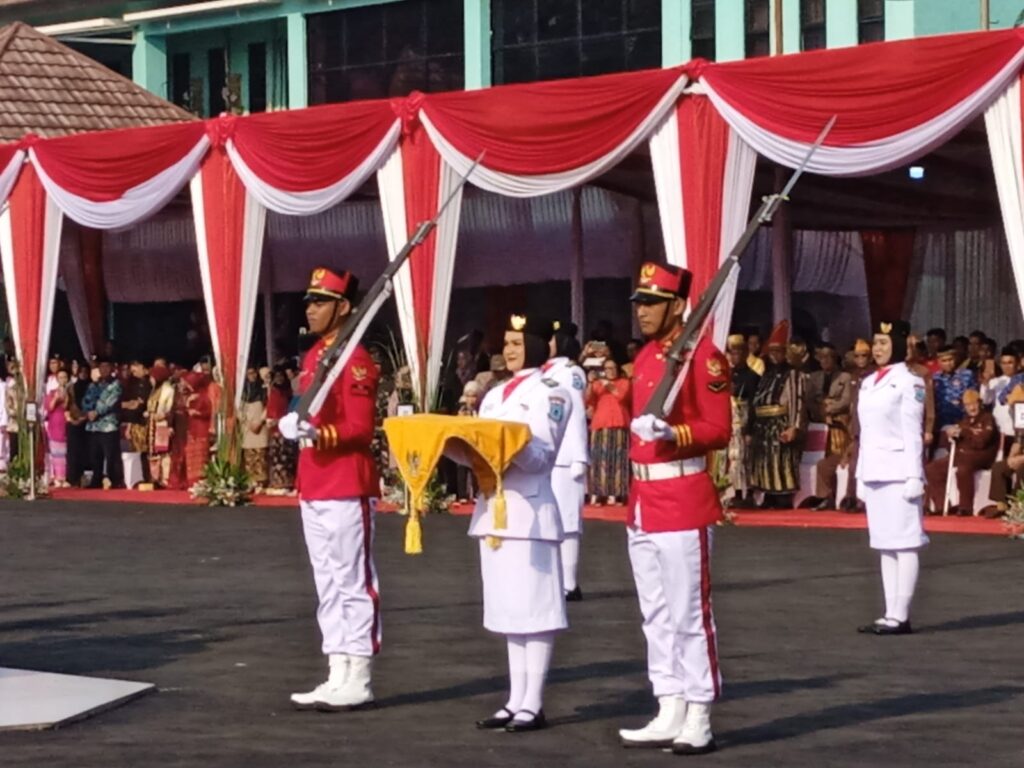 Nayla Anasya Yahya Gadis SMA Waskito Jadi Pembawa Baki Upacara HUT Ke ...